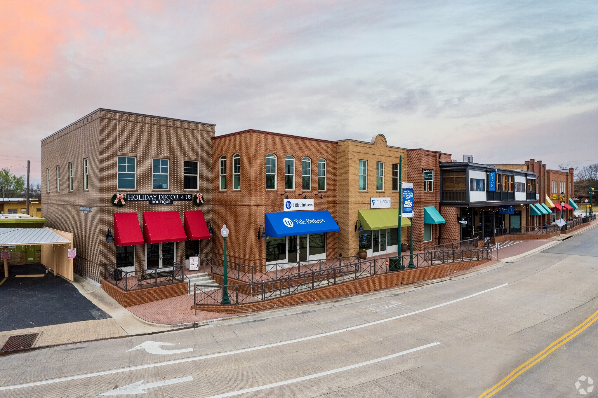 129 S Main St, Grapevine, TX 76051 - The Gallery on Main Street | LoopNet