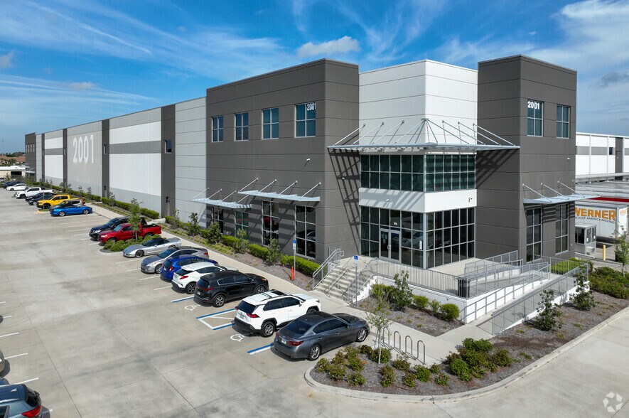 2001 W Oak Ridge Rd, Orlando, FL 32809 | LoopNet