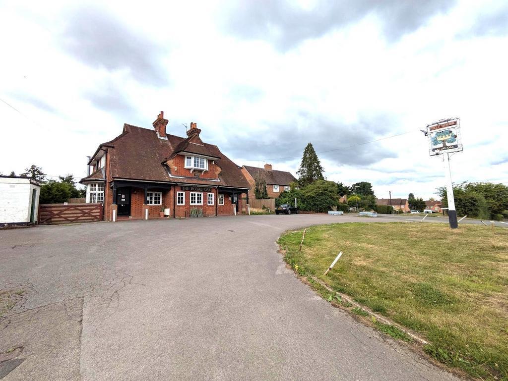 89 Oak Hl, Guildford, GU3 3DA - The Royal Oak | LoopNet