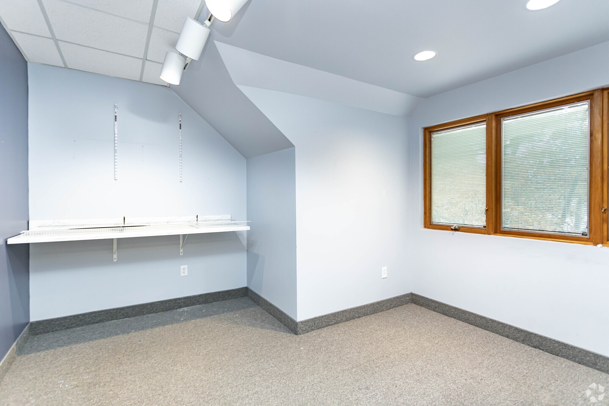 1401 Stone Rd, Rochester, NY 14615 - Pineridge Office Building | LoopNet