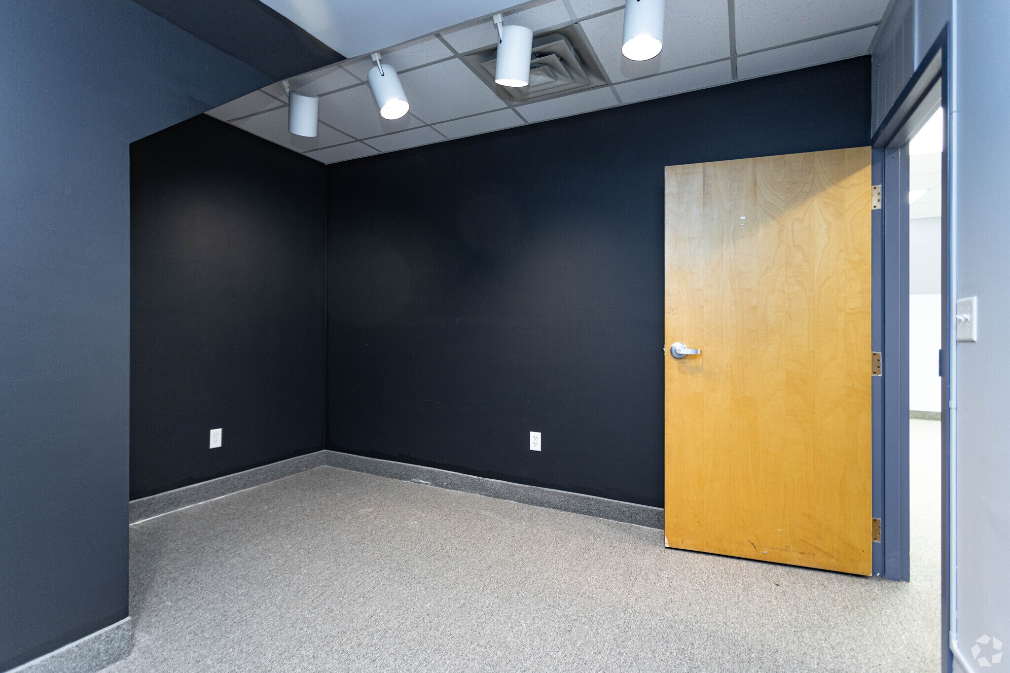 1401 Stone Rd, Rochester, NY 14615 - Pineridge Office Building | LoopNet