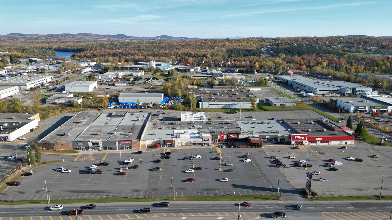 1700 Rue Sherbrooke, Magog, QC J1X 5B4 - Galeries Orford | LoopNet
