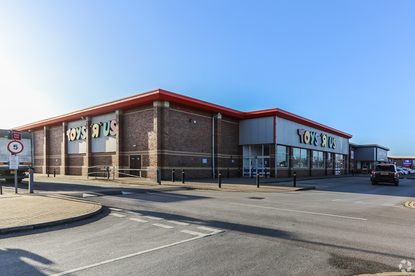 5 Ings Rd, Wakefield, WYK WF2 9SD | LoopNet