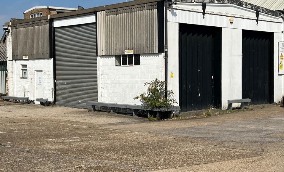 Balcombe Rd, Horley, RH6 7HU | LoopNet