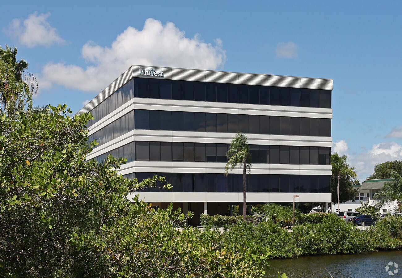 2770 Indian River Blvd, Vero Beach, FL 32960 | LoopNet