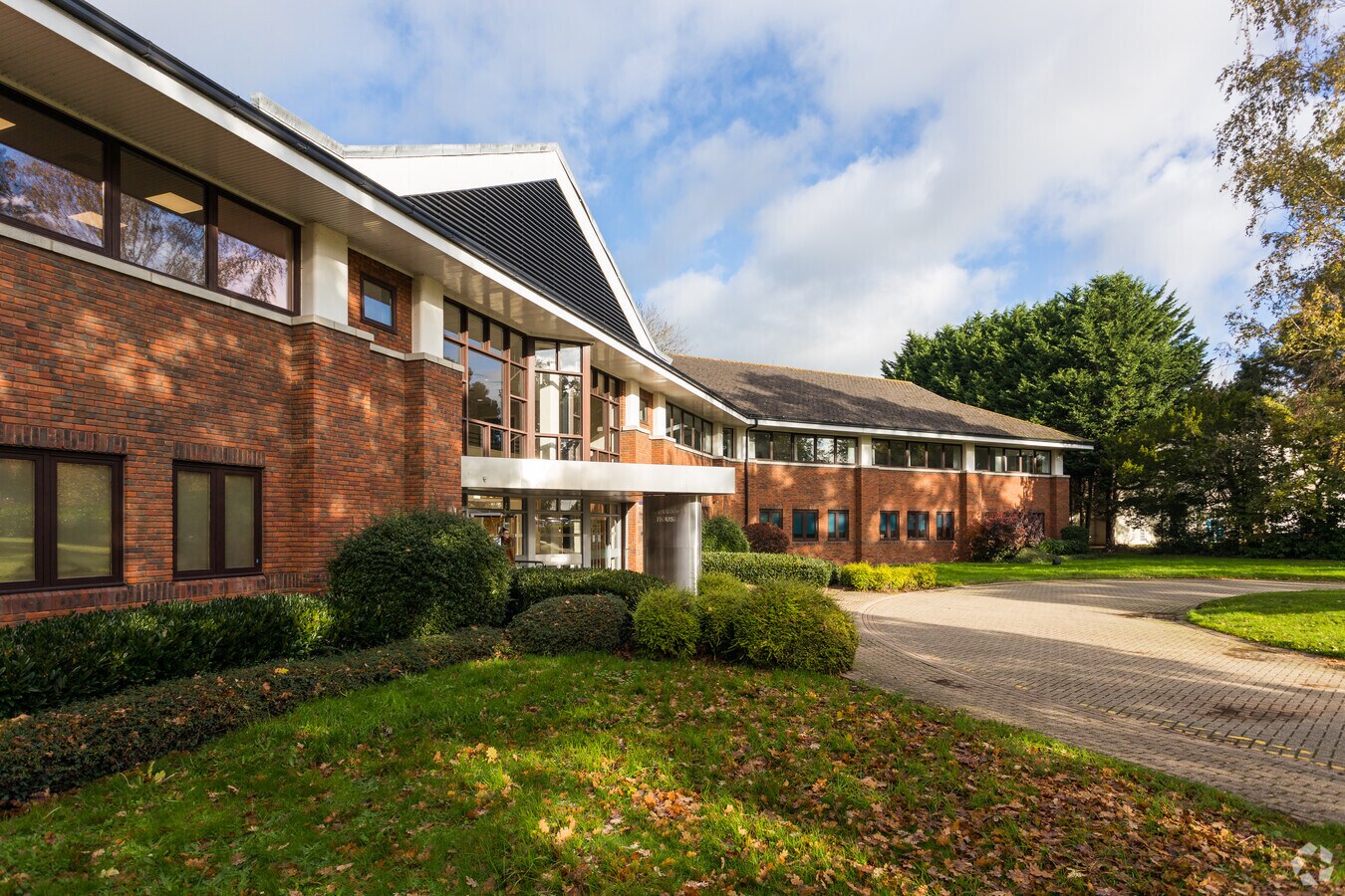 Grange Dr, Southampton, HAM SO30 2AF - Vanbrugh House | LoopNet